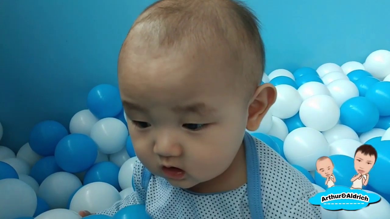 Baby's reaction for the first time Mandi Bola ( Arthur&Aldrich - Play ...