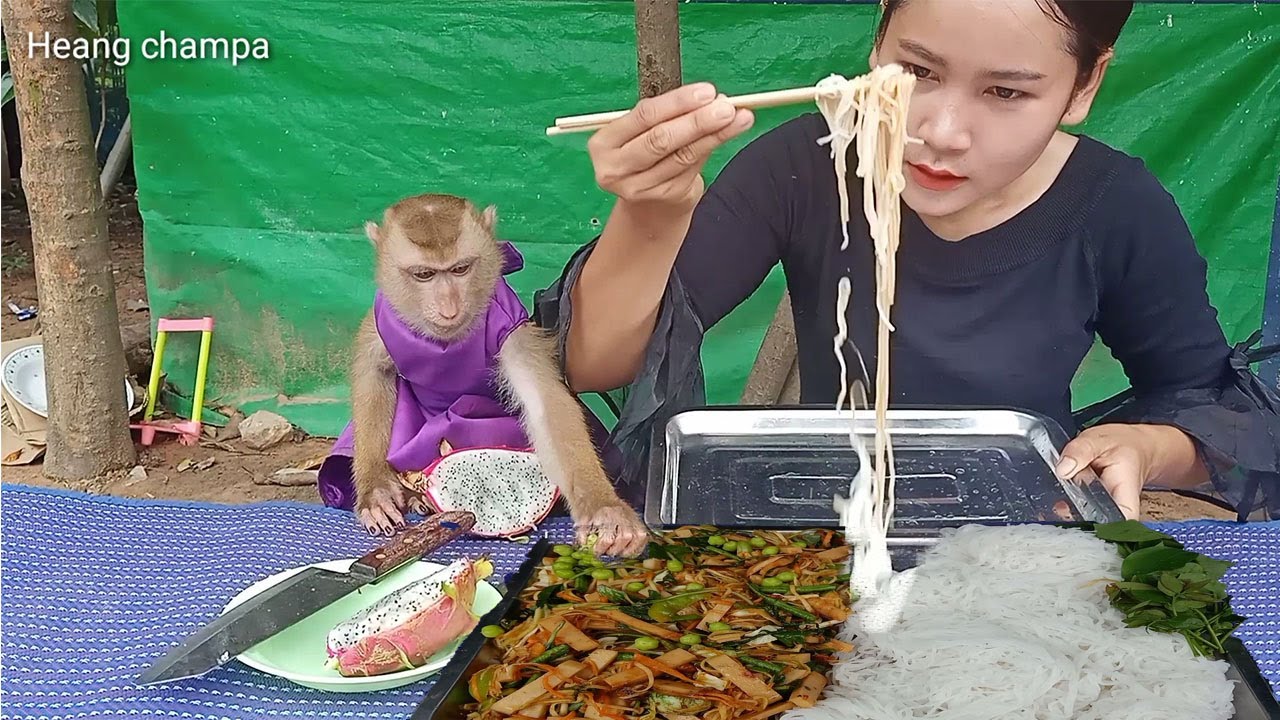 papaya salad ! spicy food eating with beautiful yaya so very delicious ...