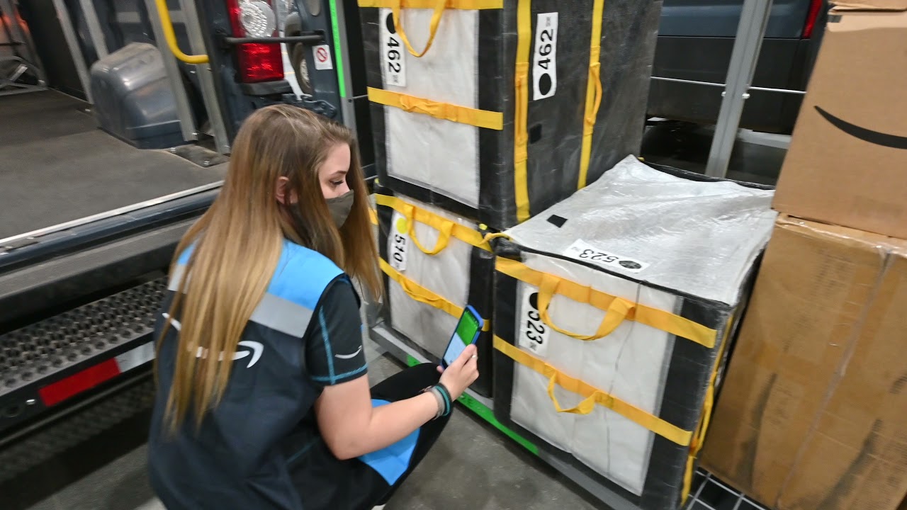 BullDog Logistic Delivery Associate - YouTube