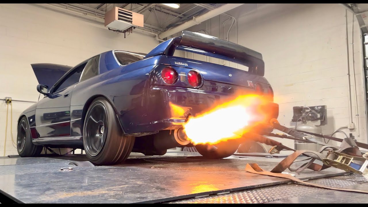 GODZILLA! Flame spitting R32 GT-R Dyno Runs - YouTube