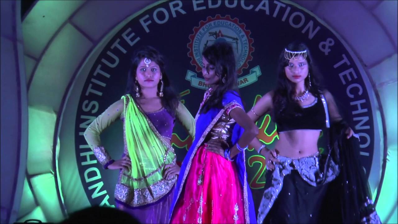 Traditional Ramp Walk - Sparkle 2K16 - YouTube