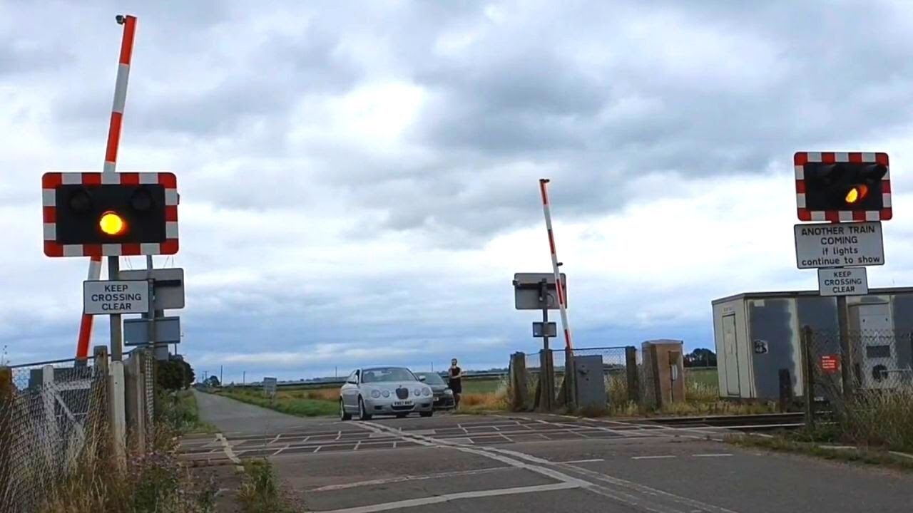 Wisbech Road Level Crossing, Cambridgeshire - YouTube