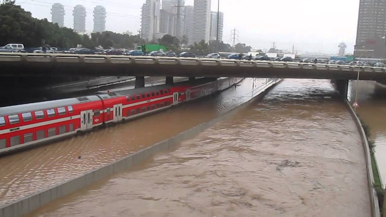 A suburban train "floats" into Tel Aviv Israel - You have to watch it ...