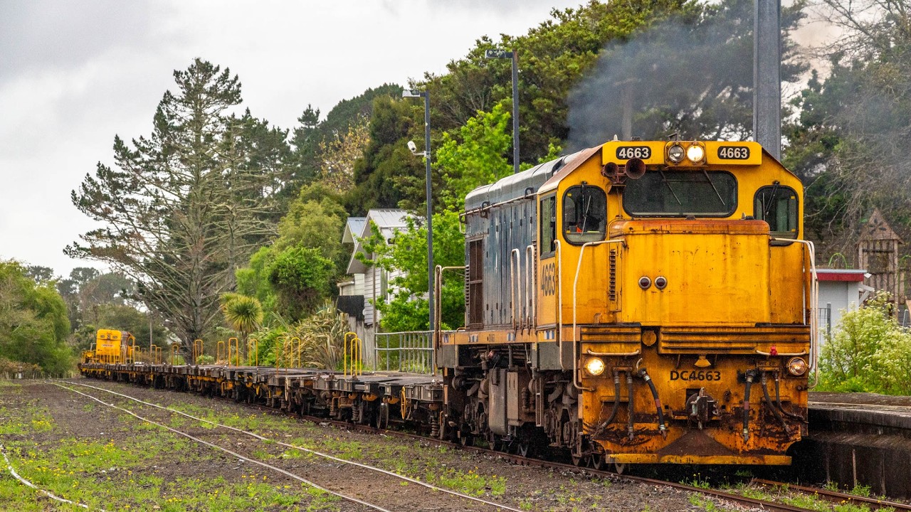 North Auckland Line Test Trains - Top 'N Tail DCs - YouTube