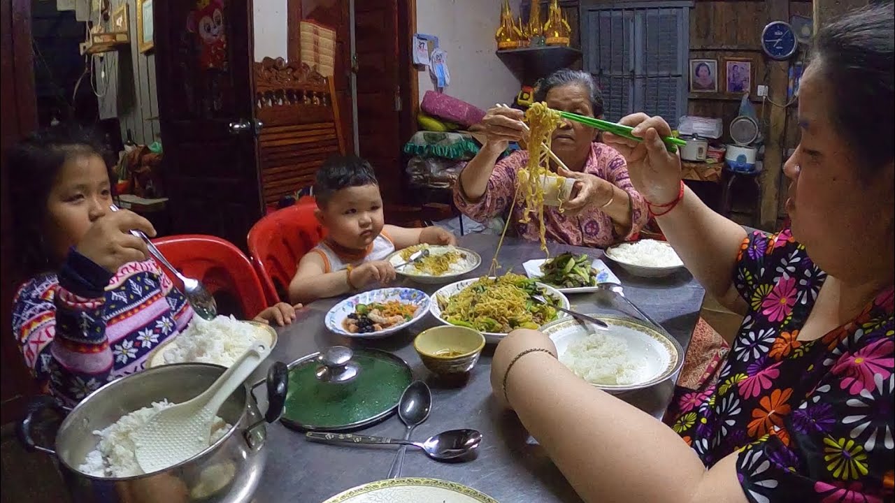 Hea Boy | mom makes fried noodles for dinner | yummy | delicious | mom ...