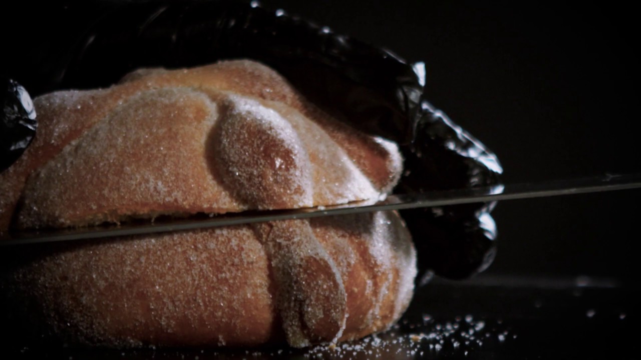 Pan de Muerto Relleno Lecaroz - YouTube