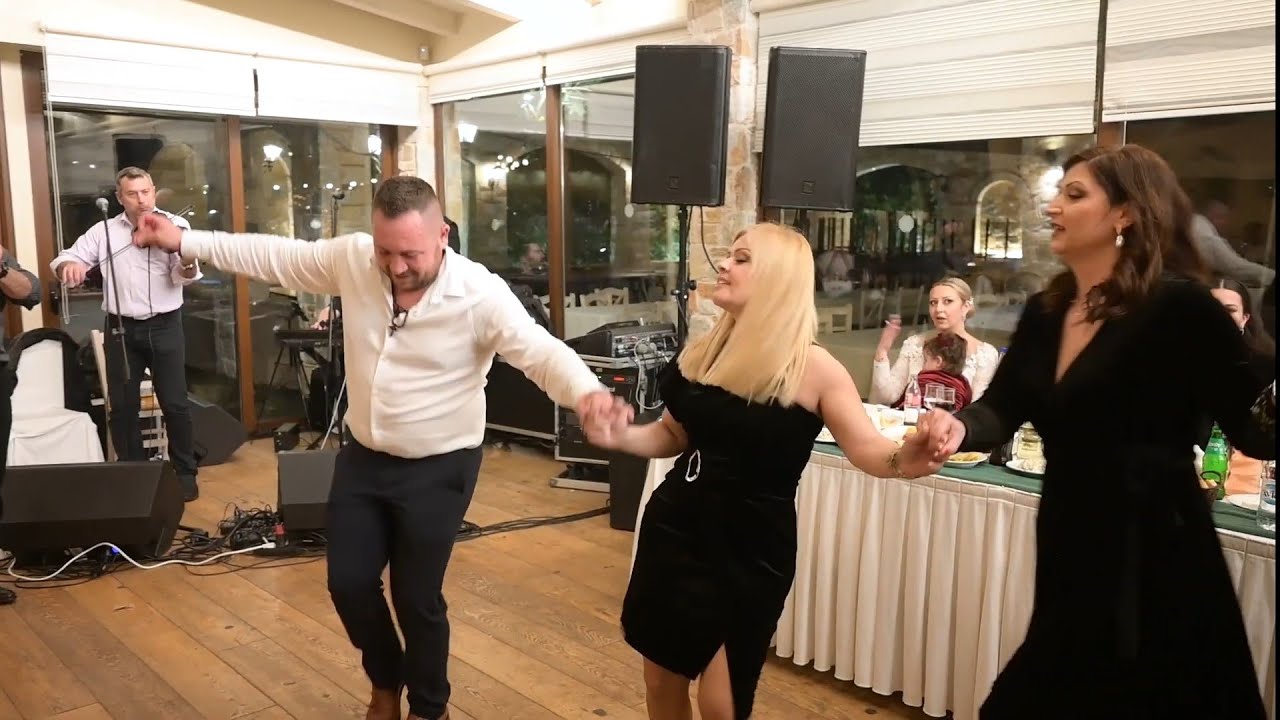 Σε μεγάλα κέφια ο γαμπρός και ο βιολιτζής - YouTube