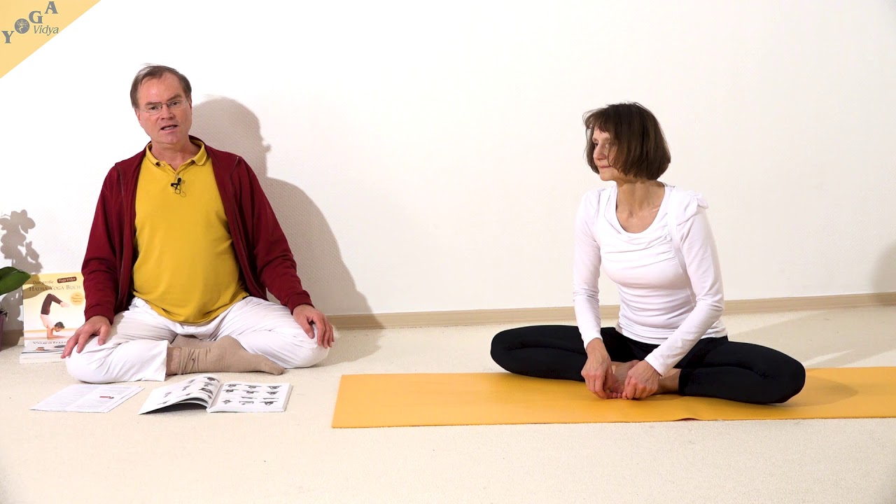 Sitzende Schmetterlingshaltung mit Händen in Namaste Mudra - Yoga Asana ...