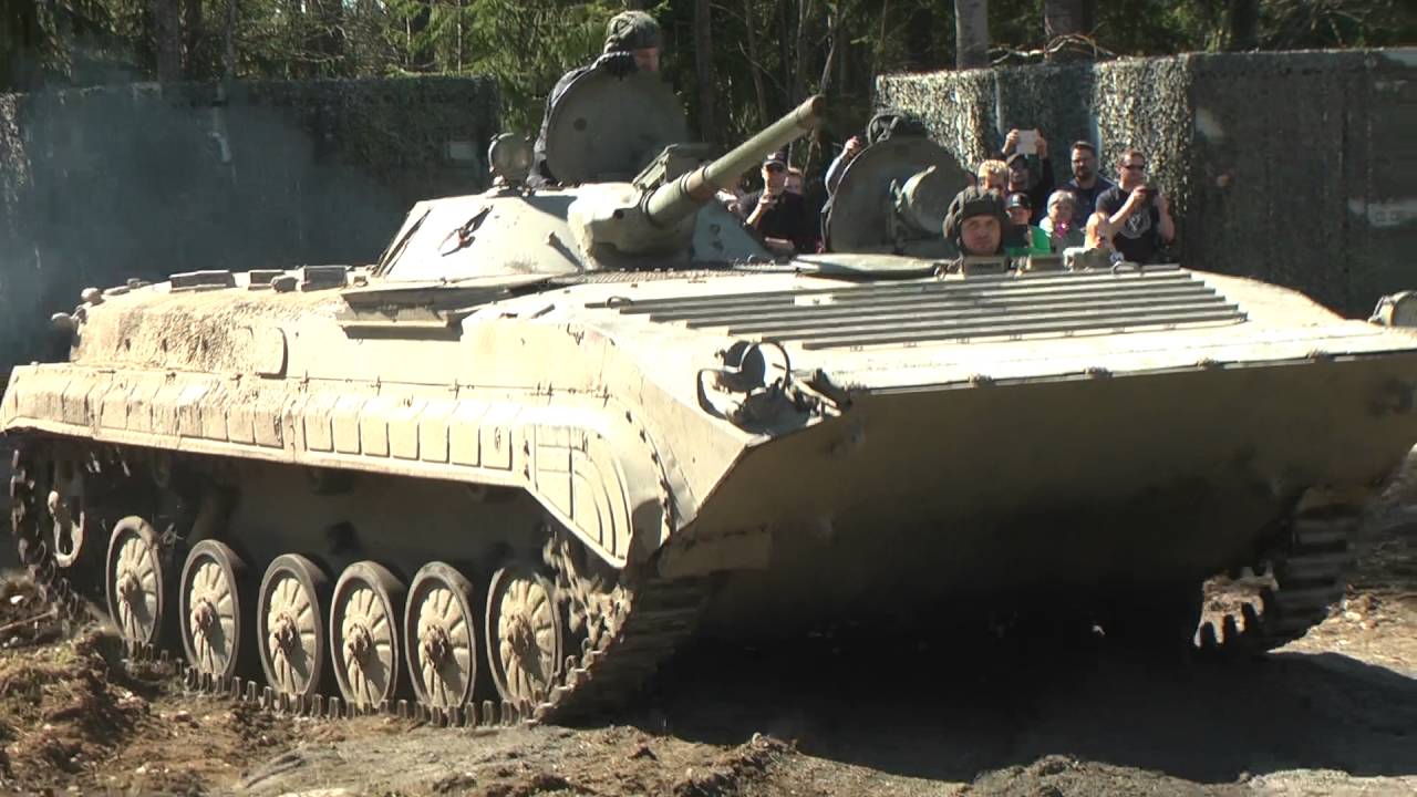 Panssarimuseo / Finnish Armour Museum - BMP-1 show and car smash - YouTube
