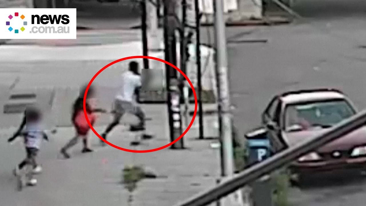 Moment Mum heroically saves child from attempted kidnapping - YouTube