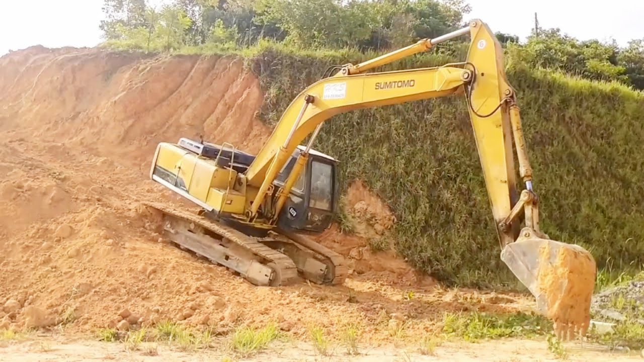 Cara excavator buat jalan naik bukit || excavator sumitomo - YouTube