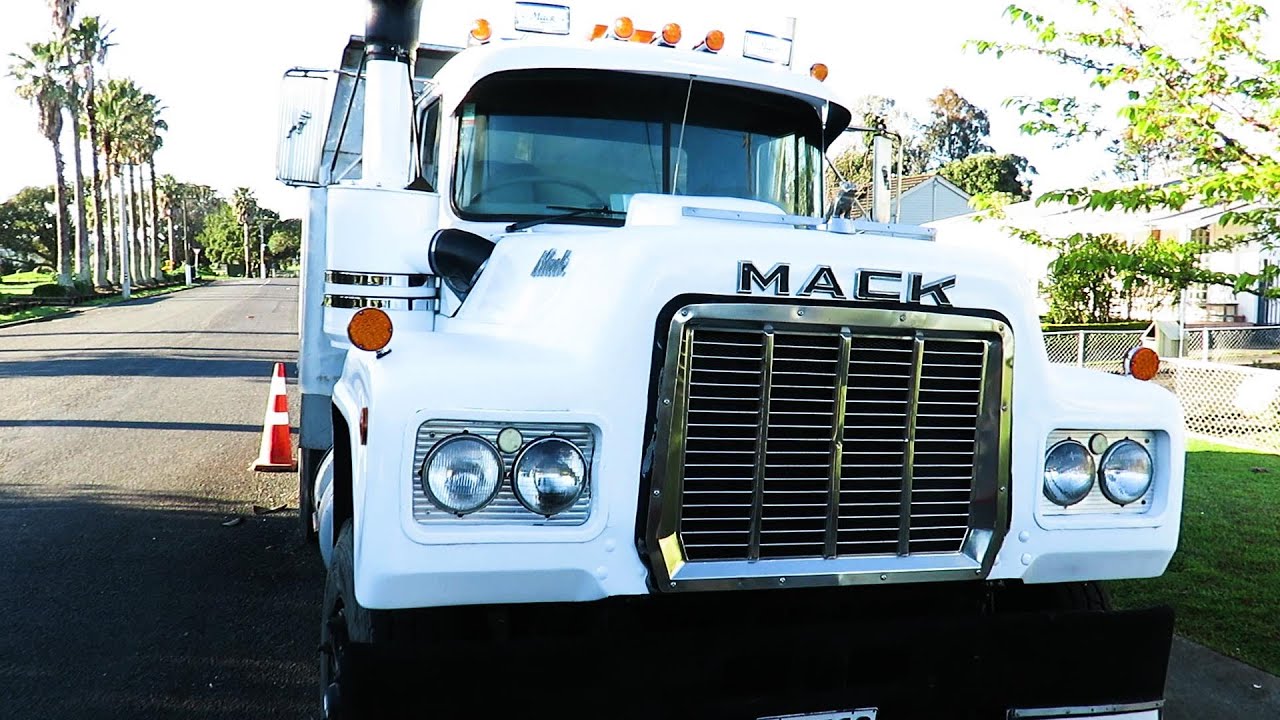 1982 MACK 'Gold Dog' | Walk around | Startup | Ride through Auckland ...