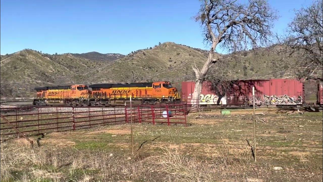 BNSF mixed freight climbs over itself @ Tehachapi Loop 2/9/23 - YouTube