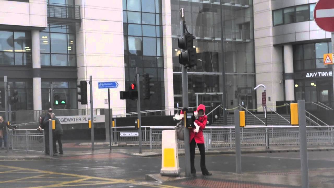 Wind lashes Leeds city centre as a storm front hits the UK - YouTube
