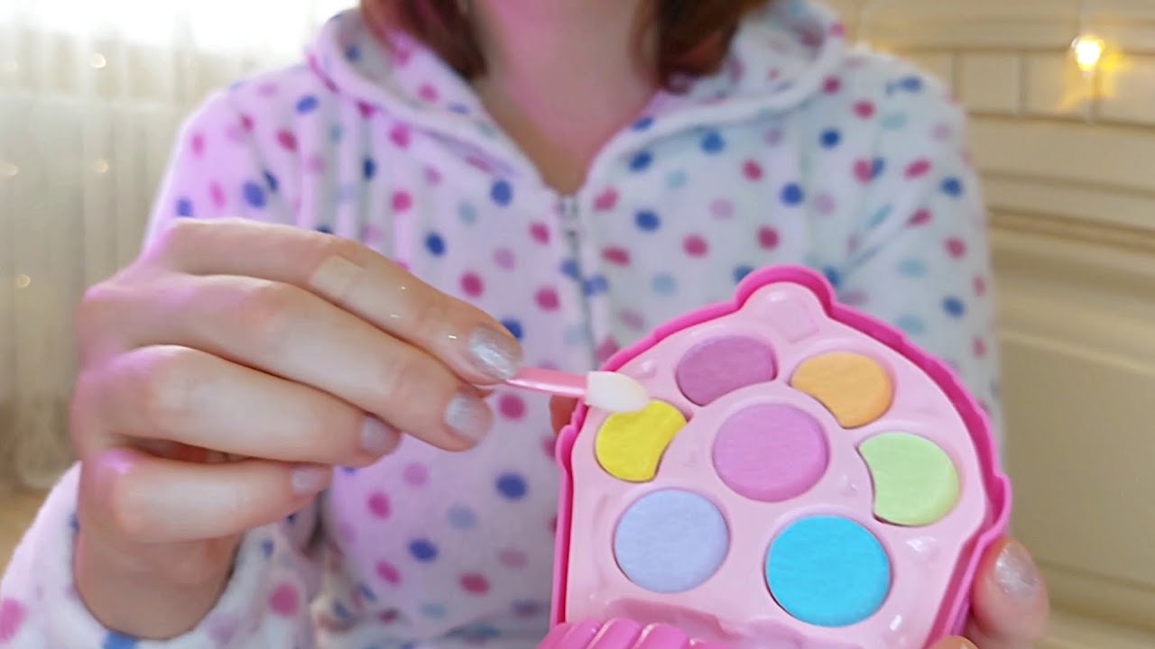 🧸 ASMR 🧸 Doing your 1 Minute Makeup with kids cosmetics 🧁 - YouTube
