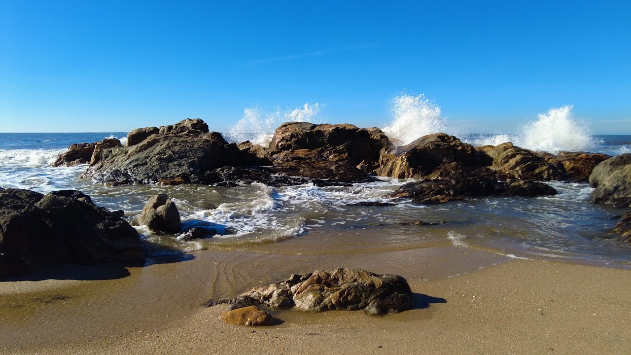 10 Minutes Relax - Rough sea surrounding rock wall on the beach - YouTube