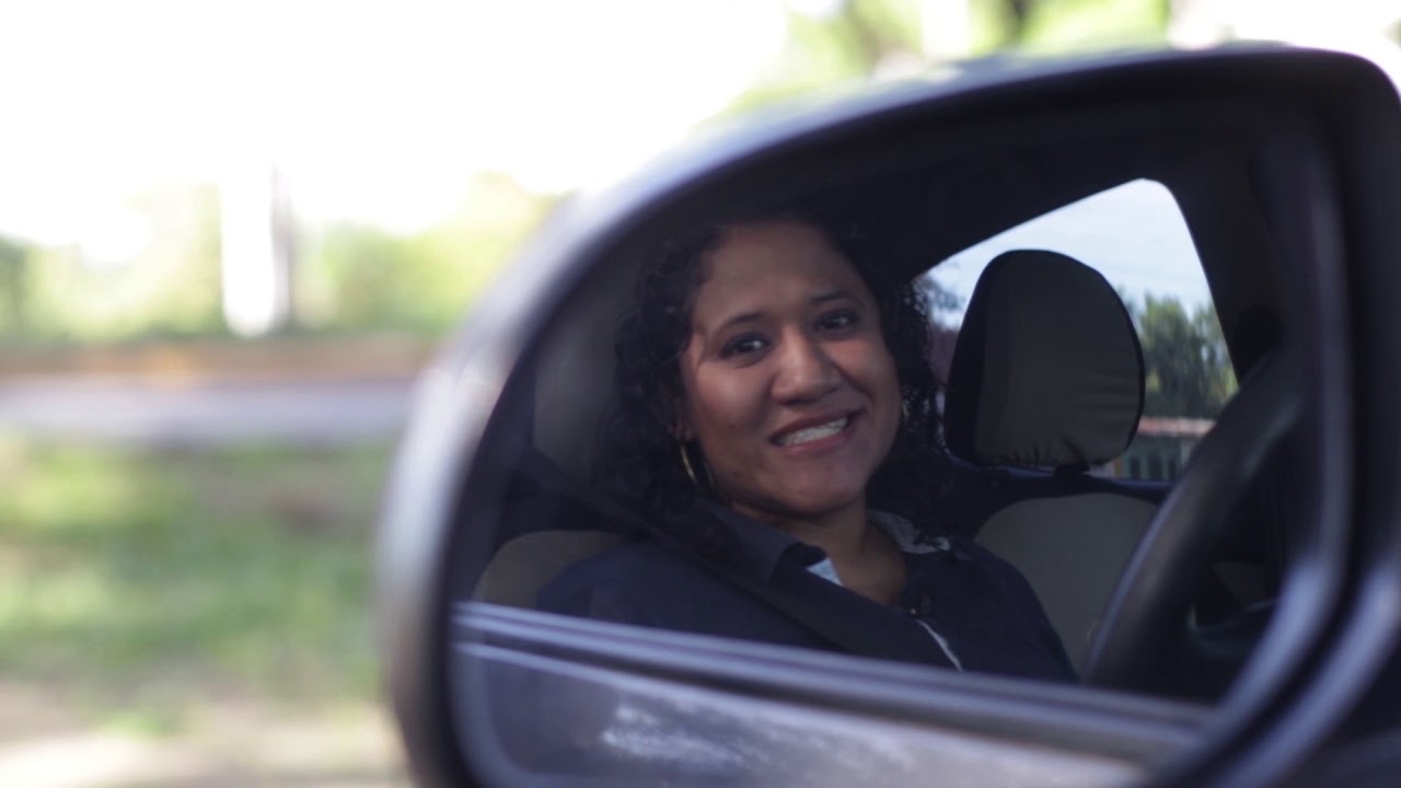 ¿ Cómo estacionar un carro en reversa ? - YouTube