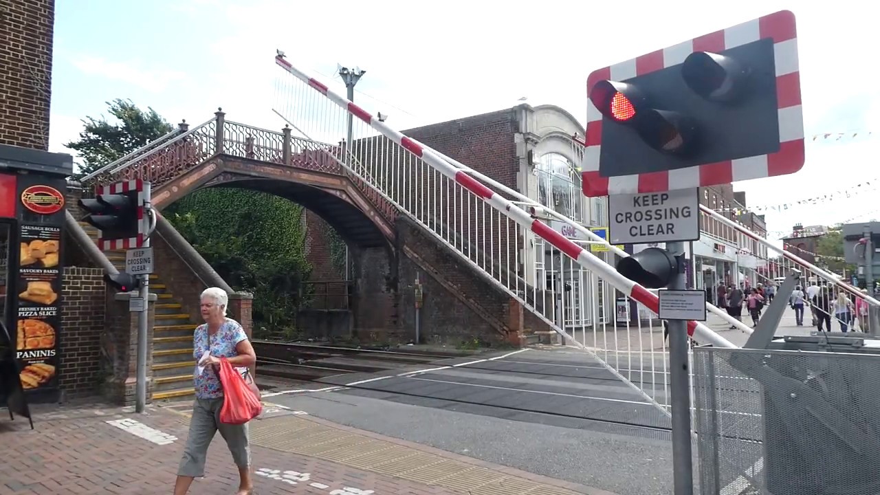 Poole Level Crossing 12/08/2019 (4) - YouTube