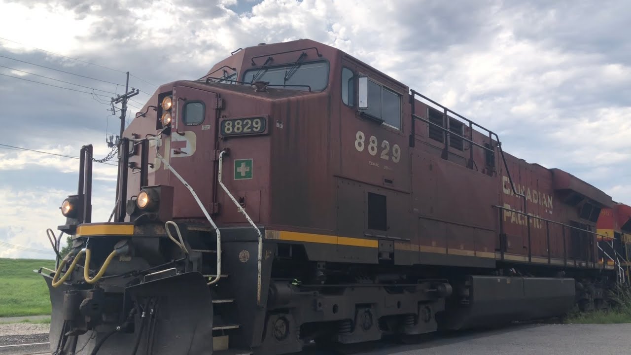 CPKC M268 passes through New Orleans - YouTube