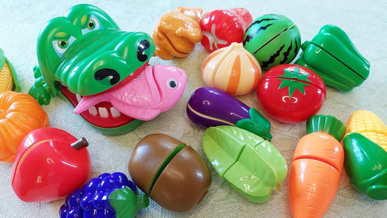 Crocodile likes Fish or Fruits ? 😘 / Learn Fruits Vegetables and Food ...
