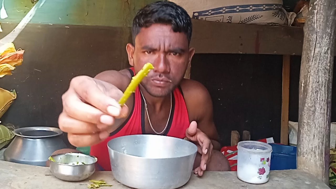 POOR MAN eating Rice with PUI KHARA curry || Bengal eating show ...