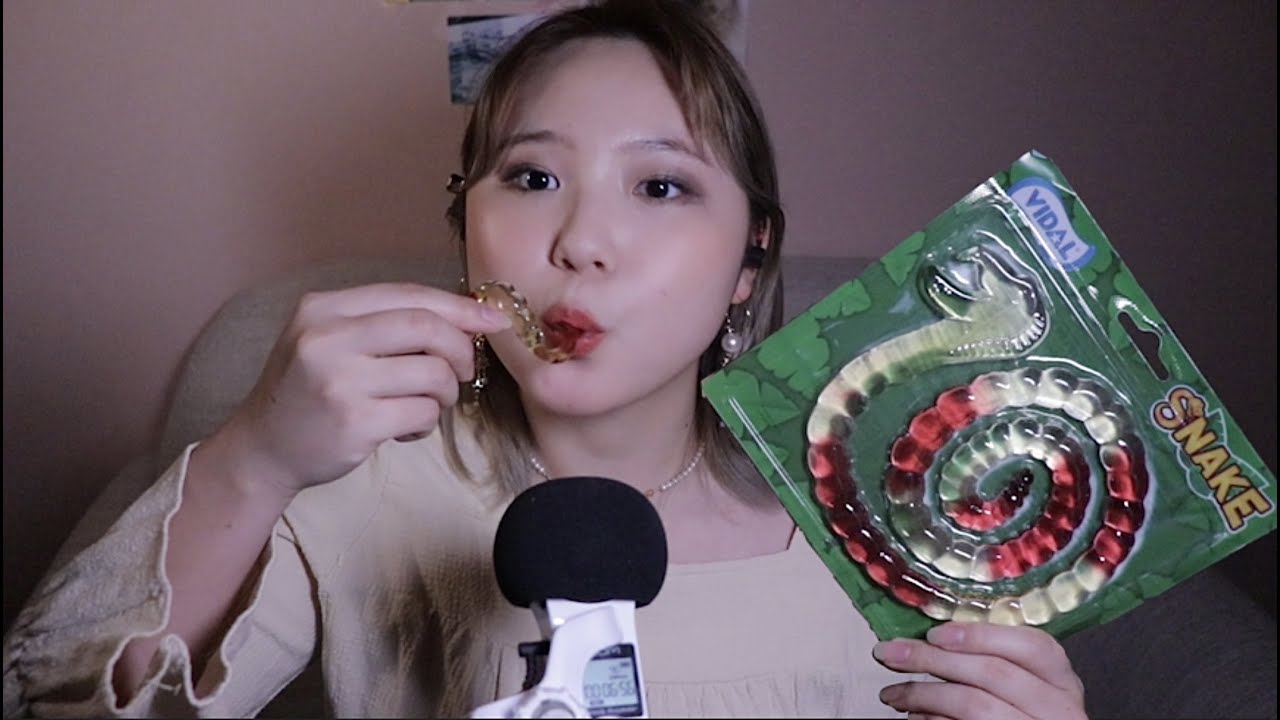 ASMR 쫀득한 뱀젤리 안끊고 호로록! Eating Snake Gummy in one Bite! - YouTube