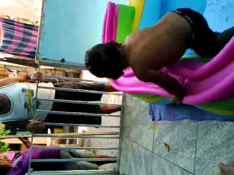 Julinho na piscina e o vovô falando bobeiras...rsrsrsrs