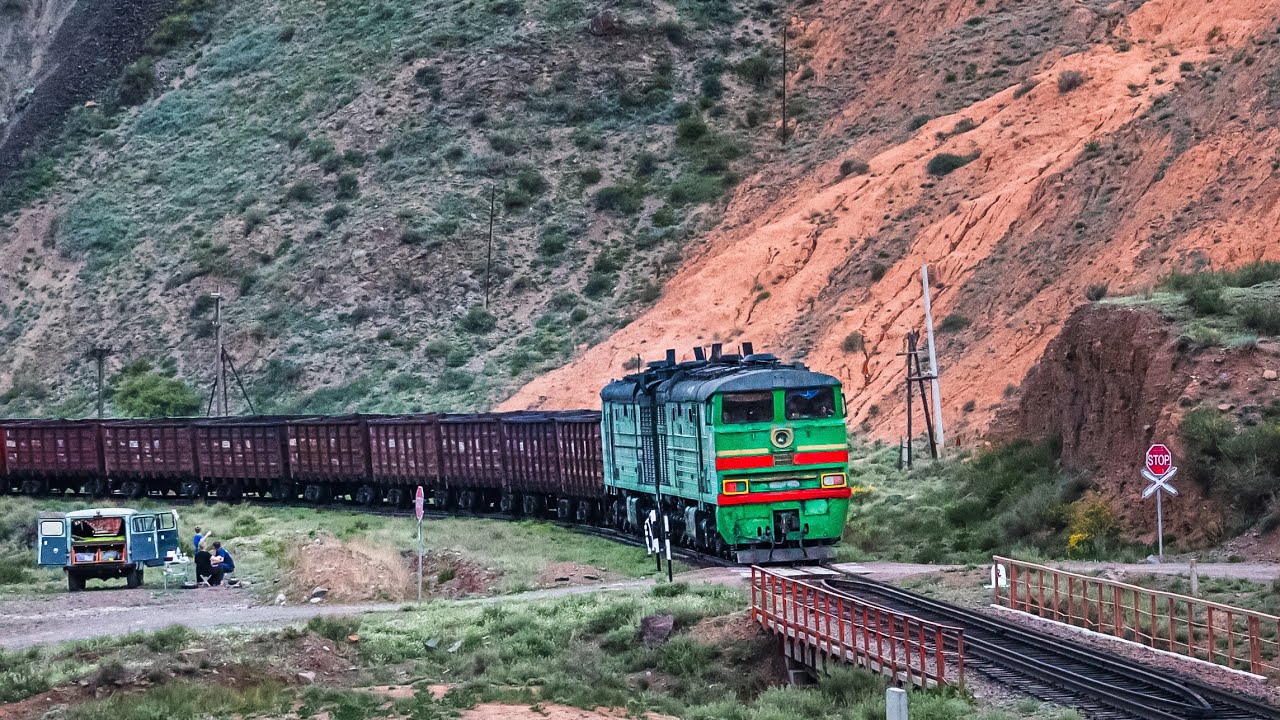 Diesel locomotive 2TE10V-4672/4002 with a freight train passes through ...