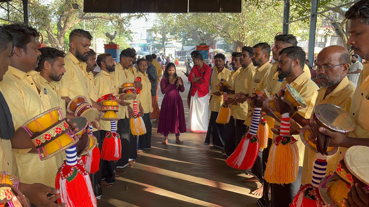 കരികൂവള മിഴികൾ നല്ല കവിത എഴുതും | karthika kavadichinthu kunnathukad ...