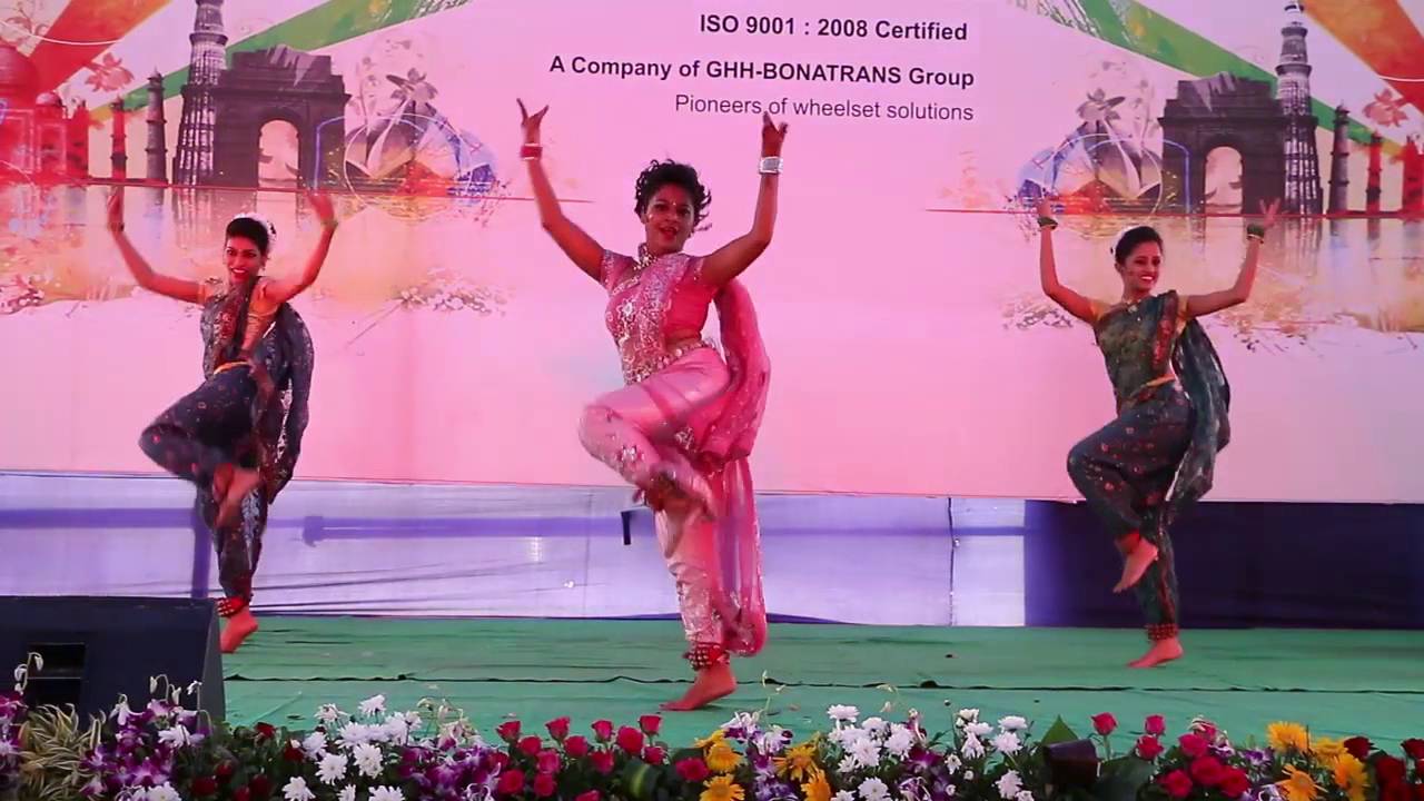 Lavani - Marathi folk dance performance - YouTube