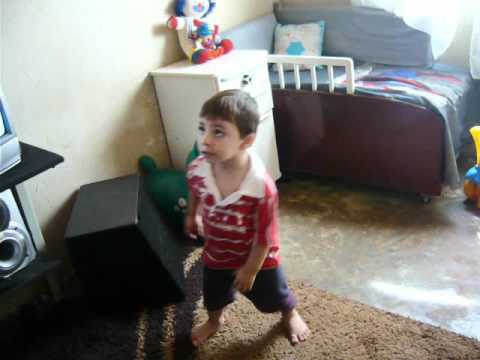 guilherme dançando kuduro