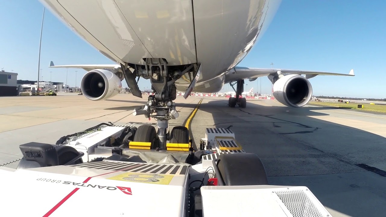 Qantas QF29 Airbus VH-QPG - Pushback - YouTube