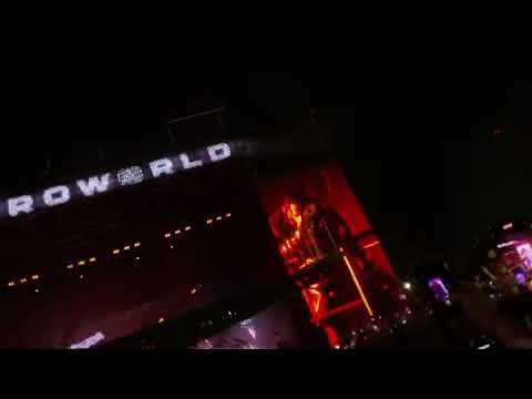 Travis Scott throws chains into crowd @ astroworld festival 2019 - YouTube