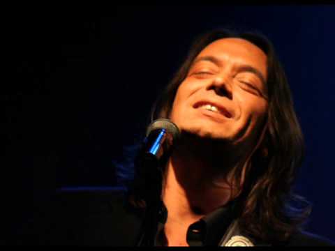 Γιάννης Κότσιρας - Ένα βράδυ που'βρεχε (live) - YouTube
