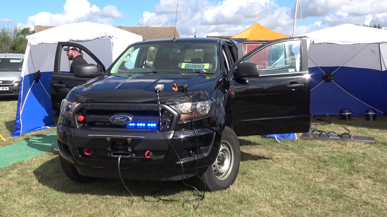Bedfordshire Police Ford Ranger Blue Light Demo - YouTube