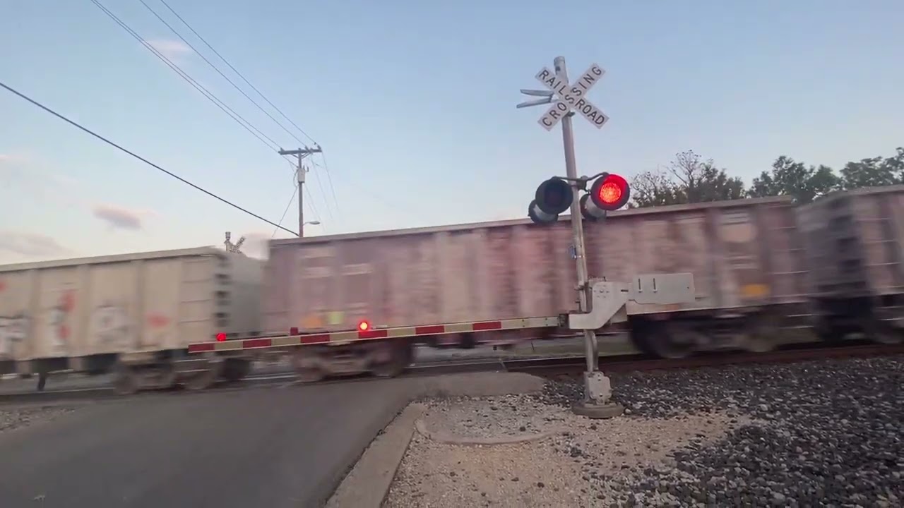 NB KCS 4619 Leads Rock Train w/Friendly Crew gives me 🤘🏼in Buda TX 10/8 ...