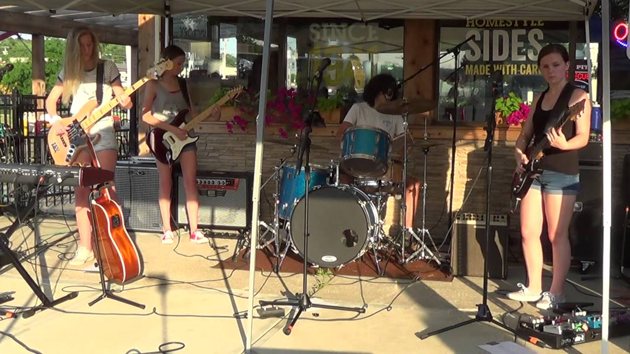 Robbie Matthews with Grace & Kate McKown-guitars, Sydney Aldridge-bass ...