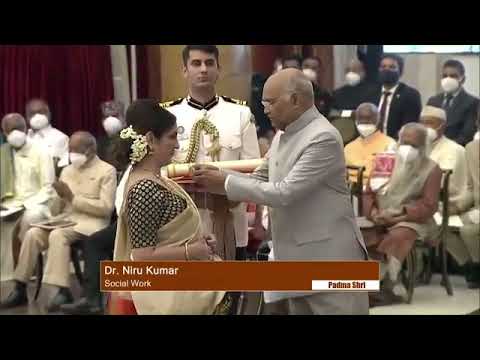 President kovind presents padma shree to Dr. Niru Kumar - YouTube