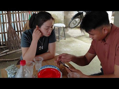 Ha and Nhan came to Tam's house to play. Tam was upset because he had been robbed of his money.