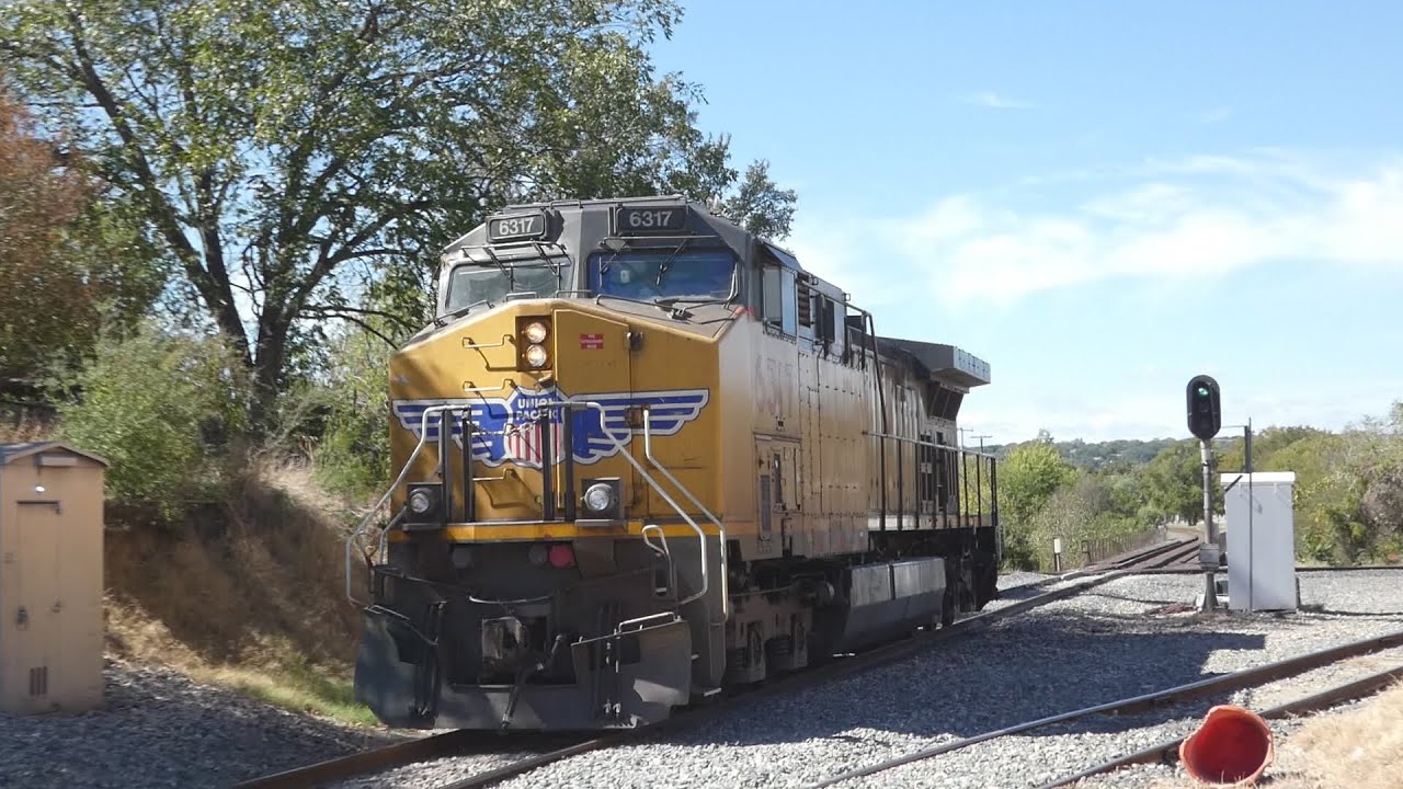 UP 6317 w/ Cursed Horn Heads Southbound In New Braunfels, TX on 10/22/23 - YouTube