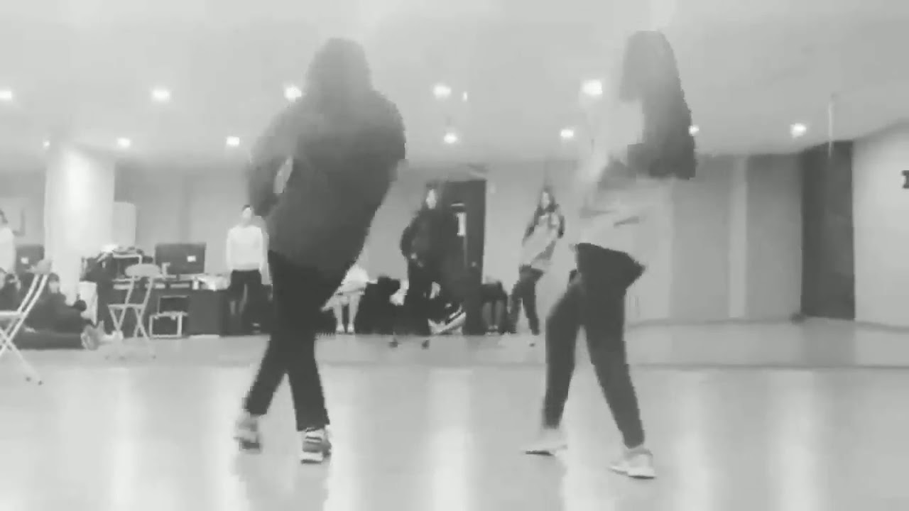 GFRIEND Sinb and Umji Partner Dance - YouTube