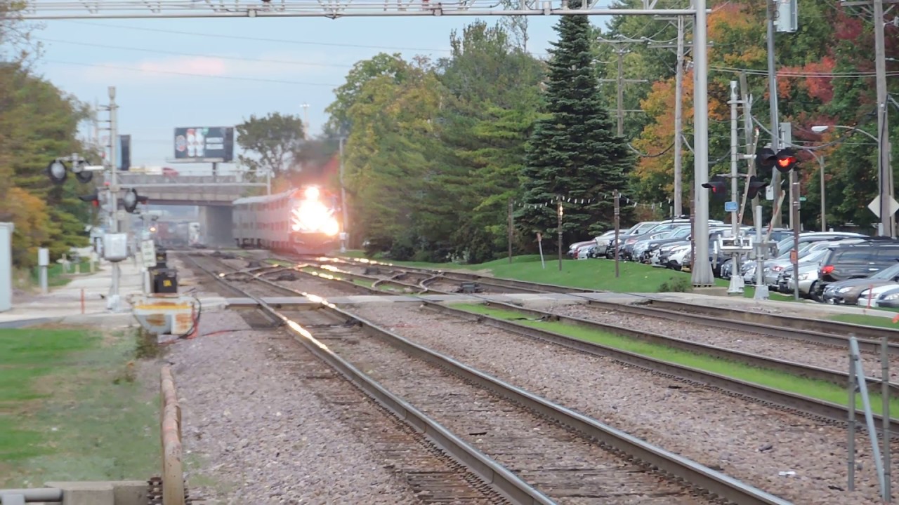 Metra engine 133 a F40PH leads a outbound train in Elmhust IL - YouTube