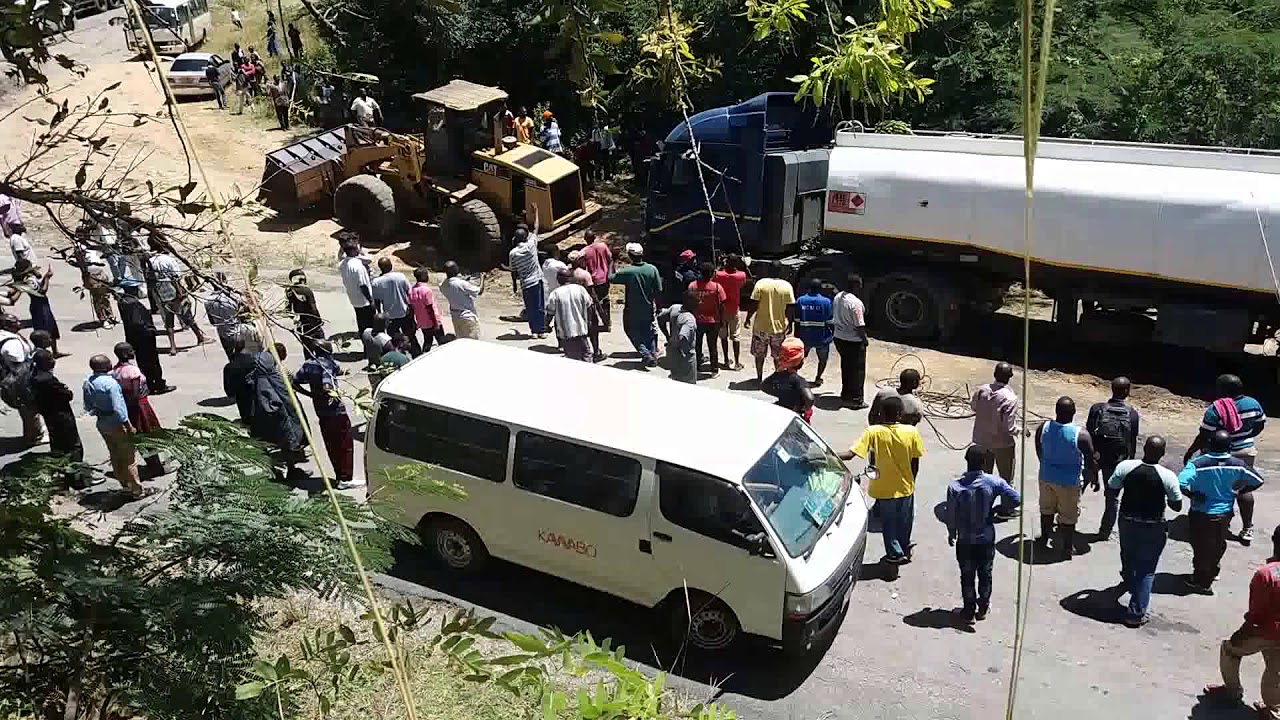 When Chiweta road is blocked in north Malawi - YouTube
