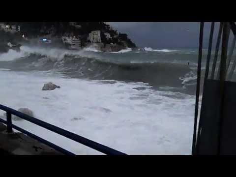 Waves at Coco Beach and La Reserve in Nice, France.m4v - YouTube