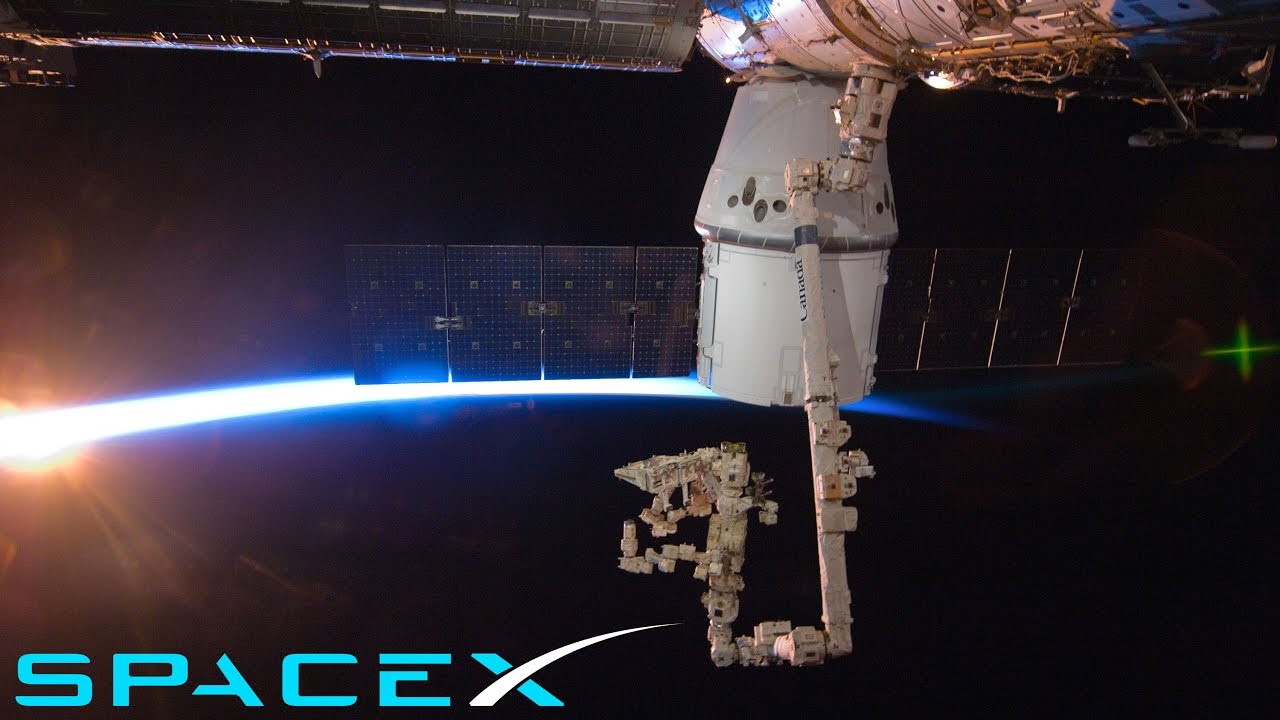 SpaceX Dragon docks with the ISS - YouTube