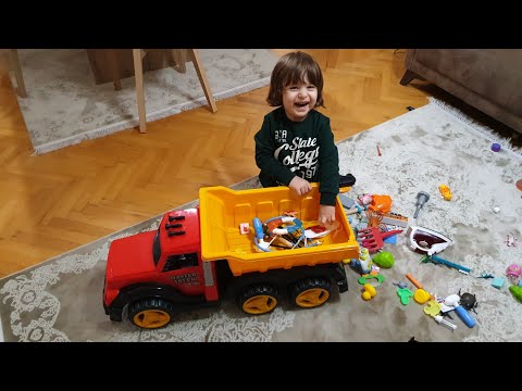 Fatih Selim oyuncak dolabındaki en büyük  kamyonu istedi kasasını oyuncaklarla doldurduk