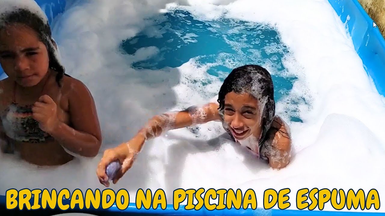 Brincando na Piscina de espuma | Playing in the foam pool - YouTube
