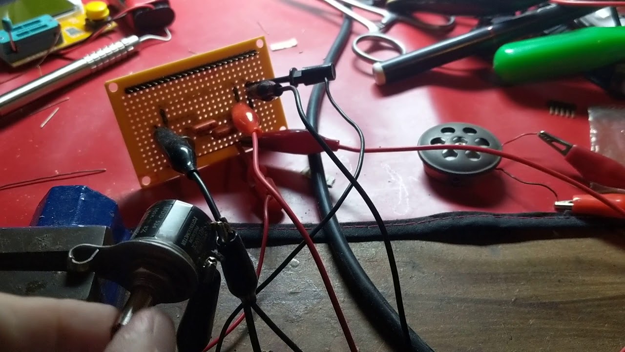PNP audio oscillator - YouTube