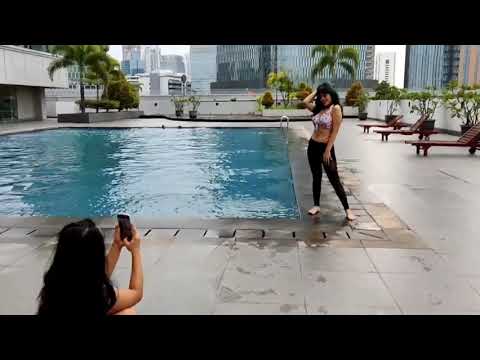 tante sarah lagi asik fotoin temannya