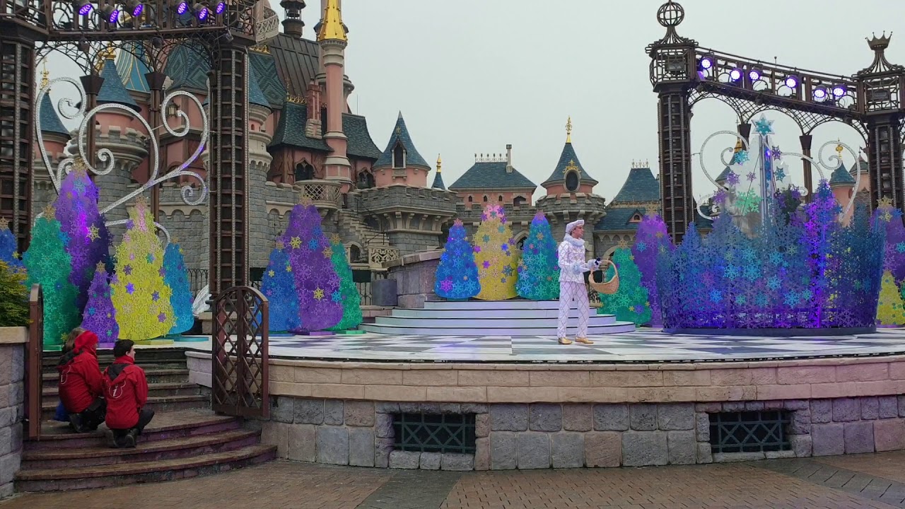 Disney Princes and Princesses on stage - YouTube